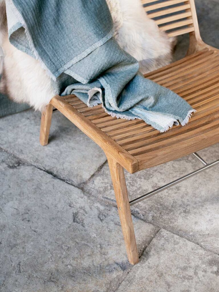 Lounge havestol. Flot og elegant lounge stol i dansk design. I kerne teak.